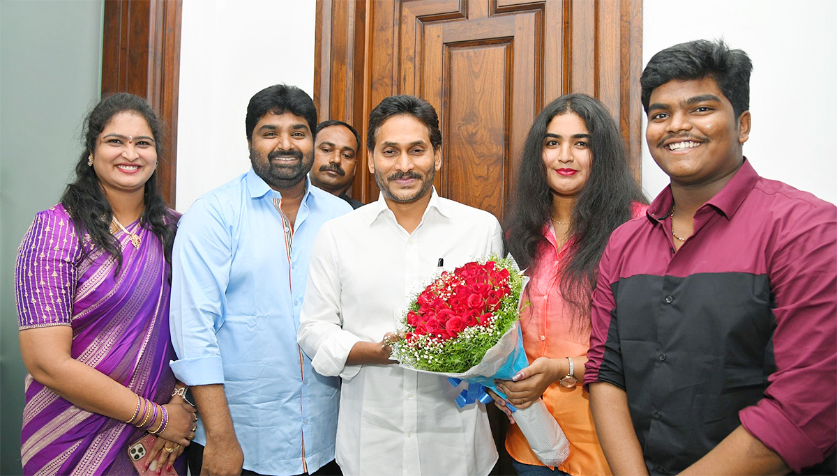 జననేత వైఎస్‌ జగన్‌కు అభిమాన వెల్లువ.. (ఫొటోలు) | YS Jagan Meet YCP Activists And Leaders In ...